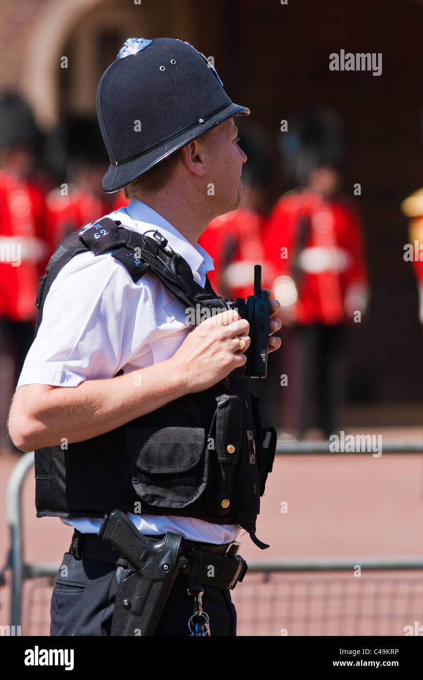 London policeman outside St.Jame's palace Stock Photo - Alamy