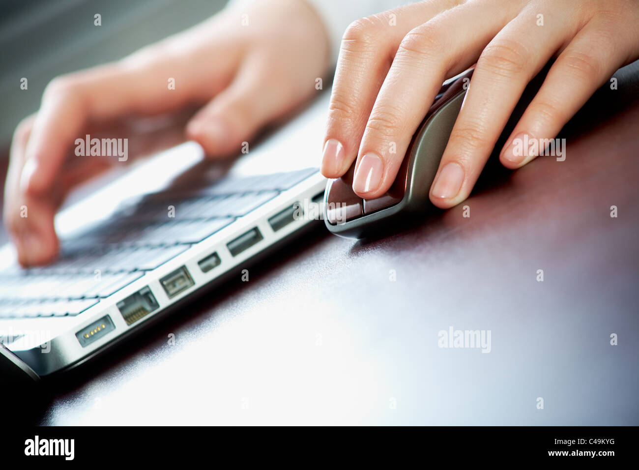 Hand on mouse of computer hi-res stock photography and images - Alamy