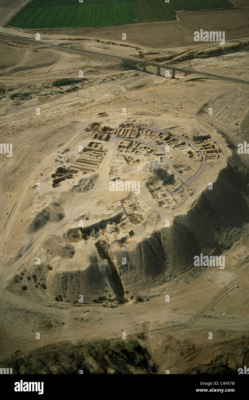 Aerial photograph of the mound of Be'er Sheva in the northern Negev ...