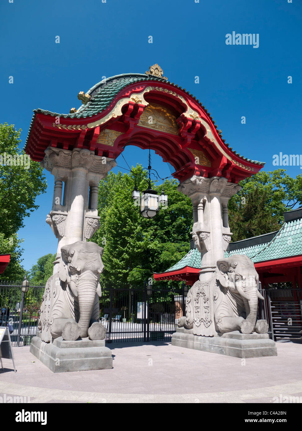 Zoo gate hi-res stock photography and images - Alamy