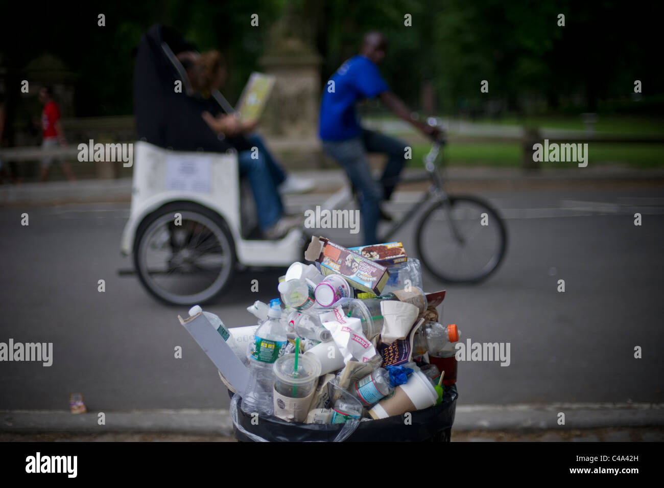 City trash can overflowing hi-res stock photography and images - Alamy