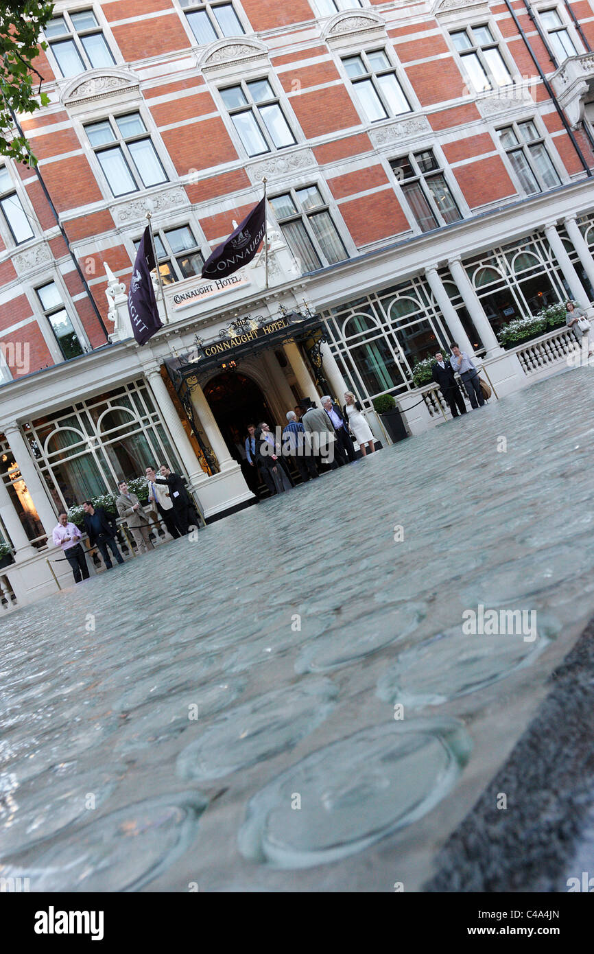 The connaught hotel london exterior hi-res stock photography and images ...
