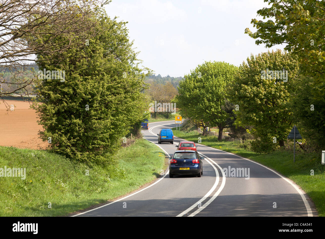 bend in busy country road with "no overtaking" double white lines Stock ...
