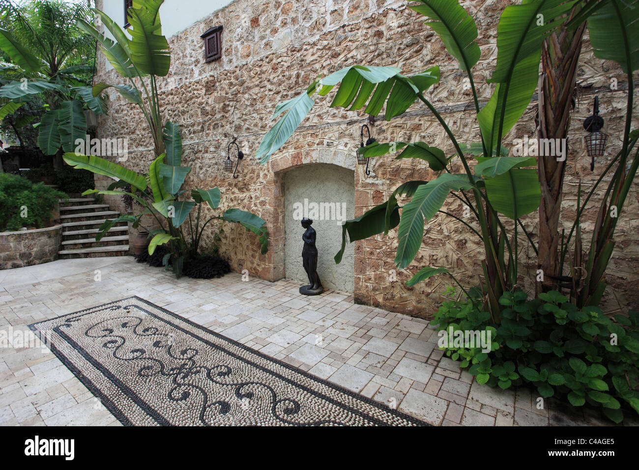 Courtyard statue hi-res stock photography and images - Alamy