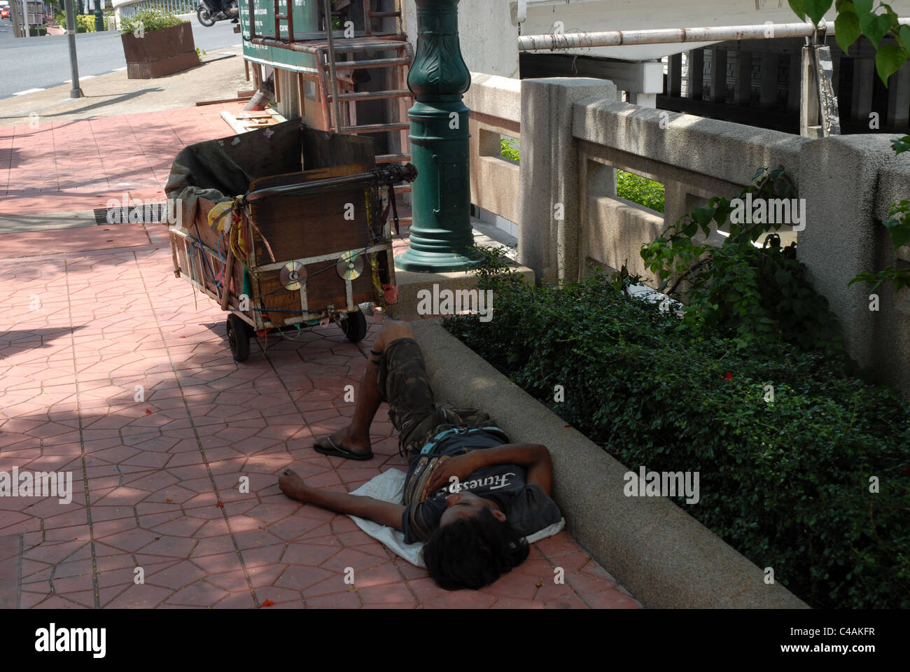 Man sleeping on pavement, Bangkok, Thailand Stock Photo - Alamy