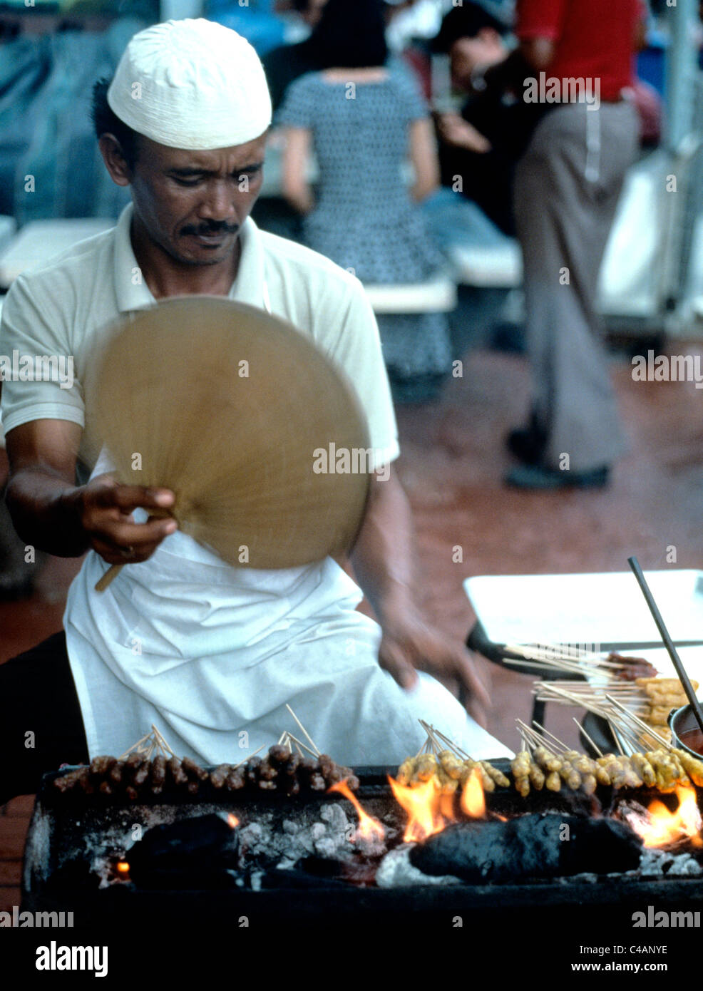 Singapore. Malaysian muslim man satay at food court. Bob Kreisel Stock ...