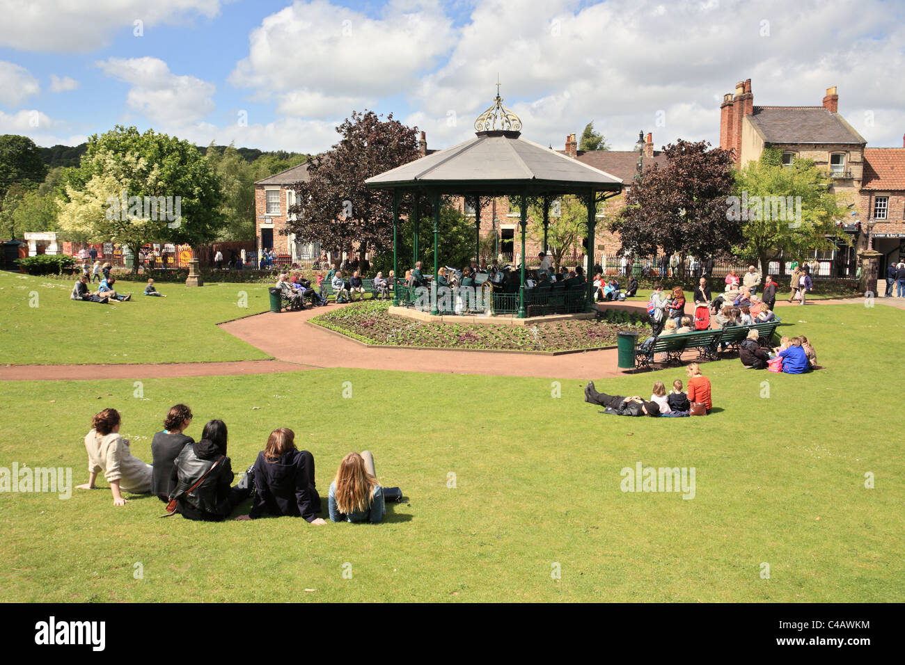 Tourists listening to a band hi-res stock photography and images - Alamy