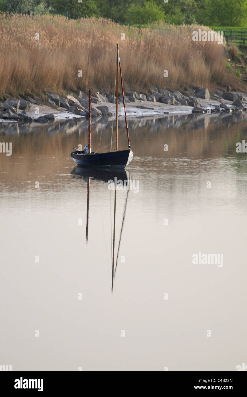 Boat on tidal river hi-res stock photography and images - Alamy