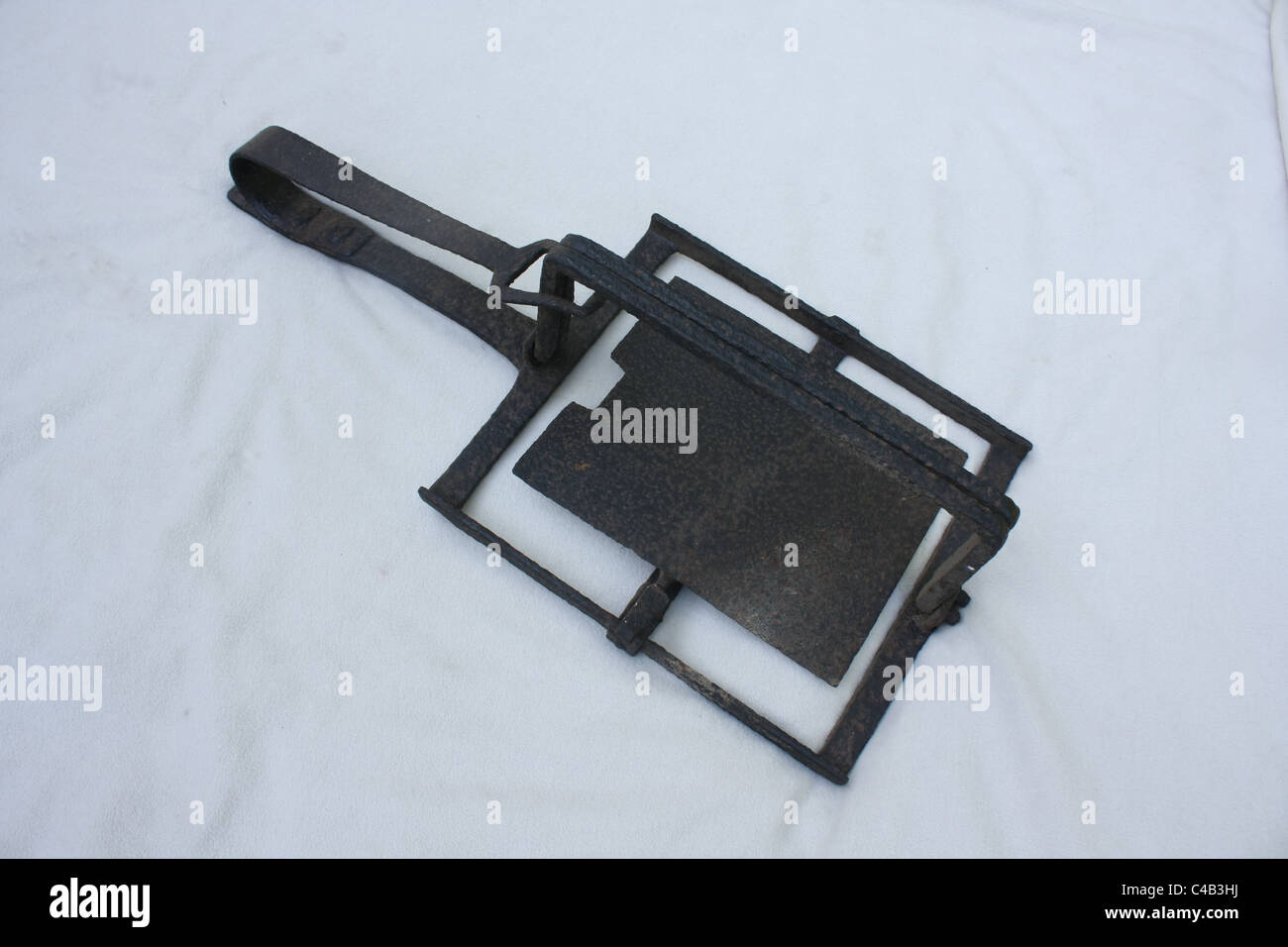 Snare trap hi-res stock photography and images - Alamy