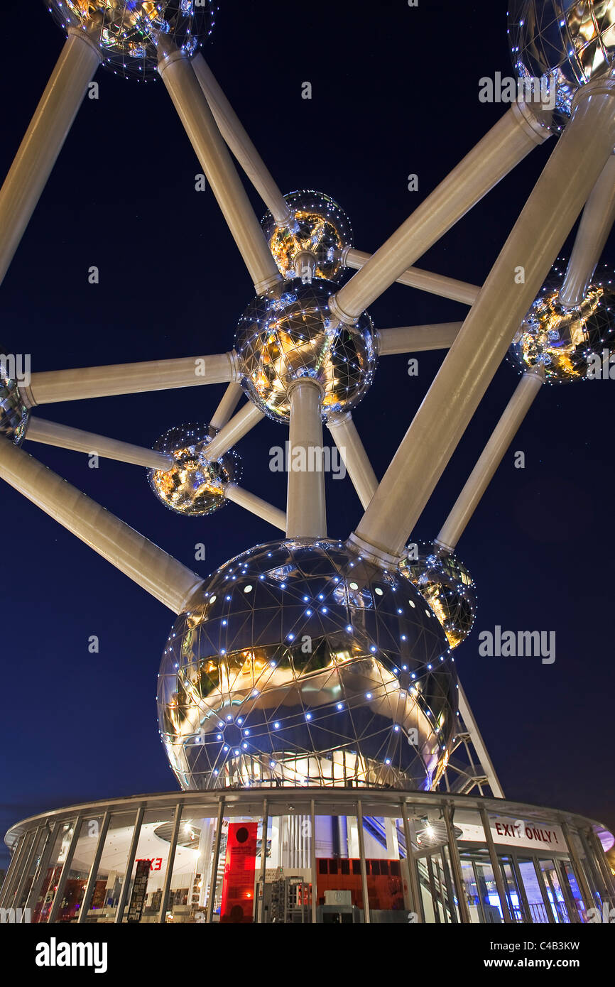 Atomium at night hi-res stock photography and images - Alamy