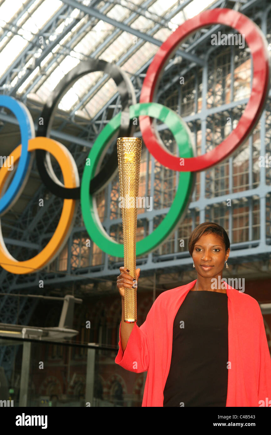 2012 olympic torch hi-res stock photography and images - Alamy