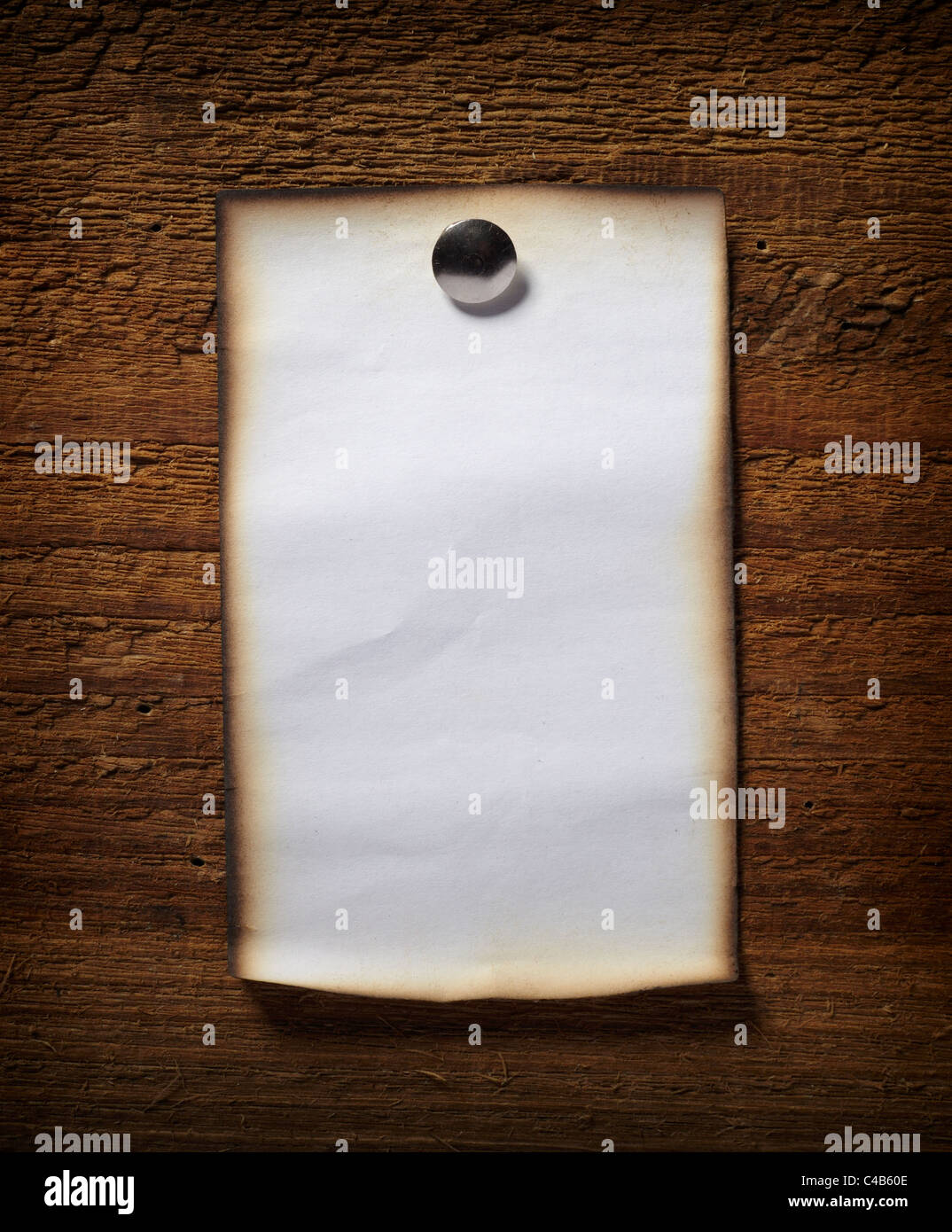 grunge note paper on wooden background Stock Photo - Alamy