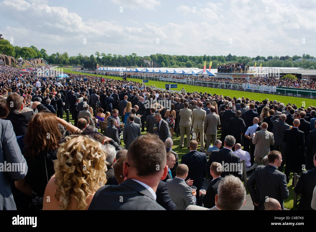 Racecourse crowds stands hi-res stock photography and images - Alamy