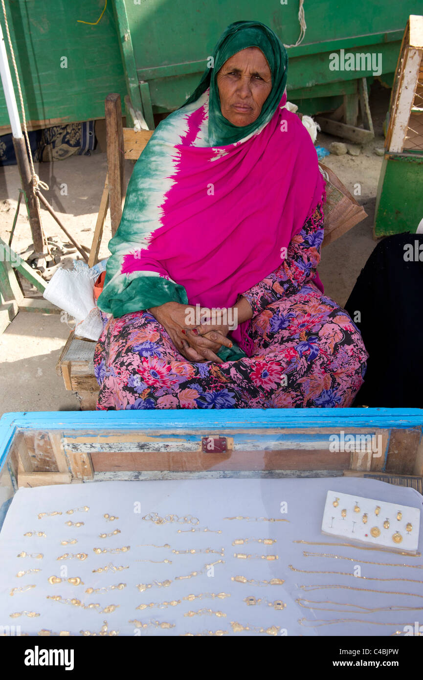 African gold jewellery hi-res stock photography and images - Alamy
