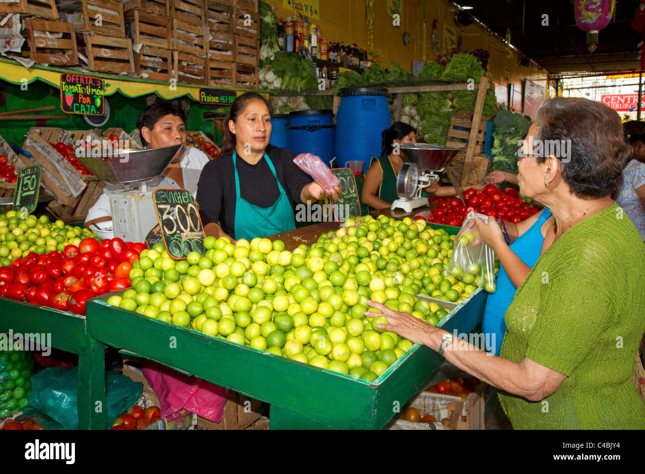 Peru fruit market hi-res stock photography and images - Alamy