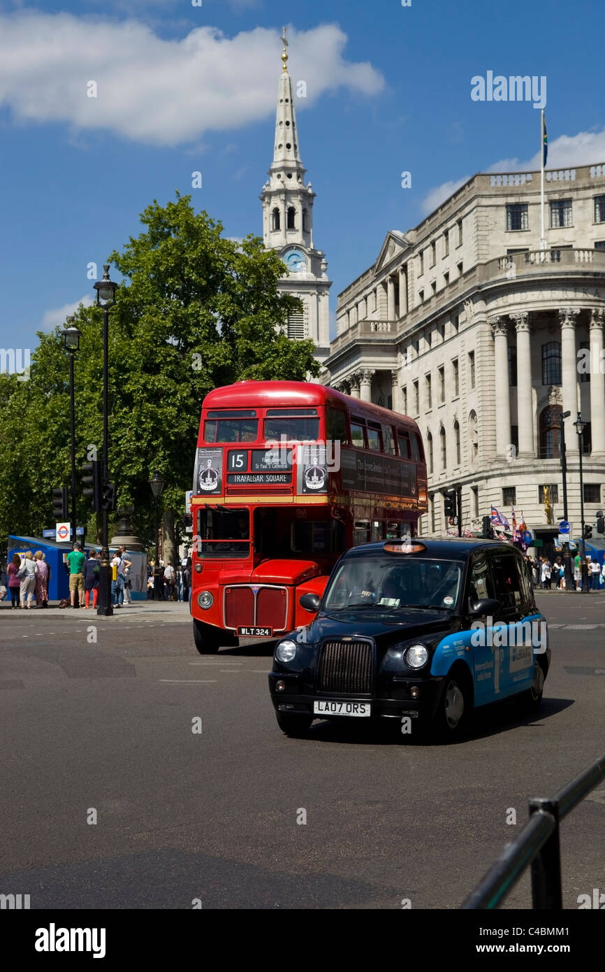 Routemaster Bus in Trafalgar Square London with Blackk Cab Taxi Stock ...