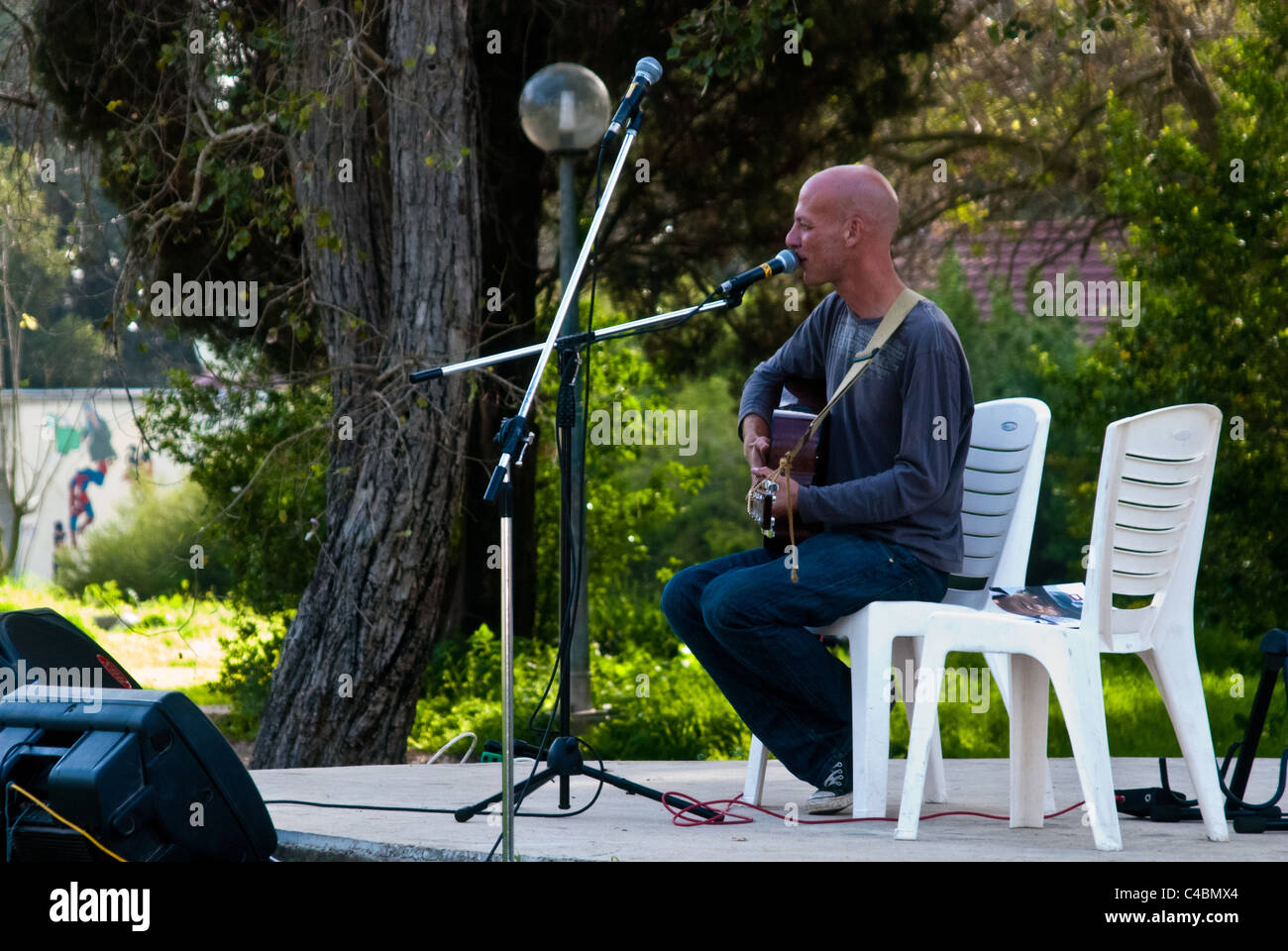 Singer on the stage hi-res stock photography and images - Alamy