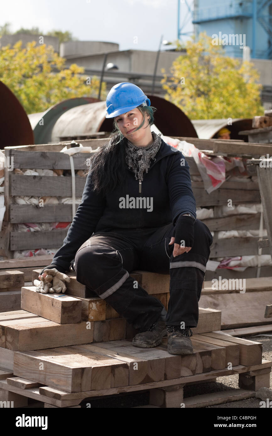 Female manual worker hi-res stock photography and images - Alamy
