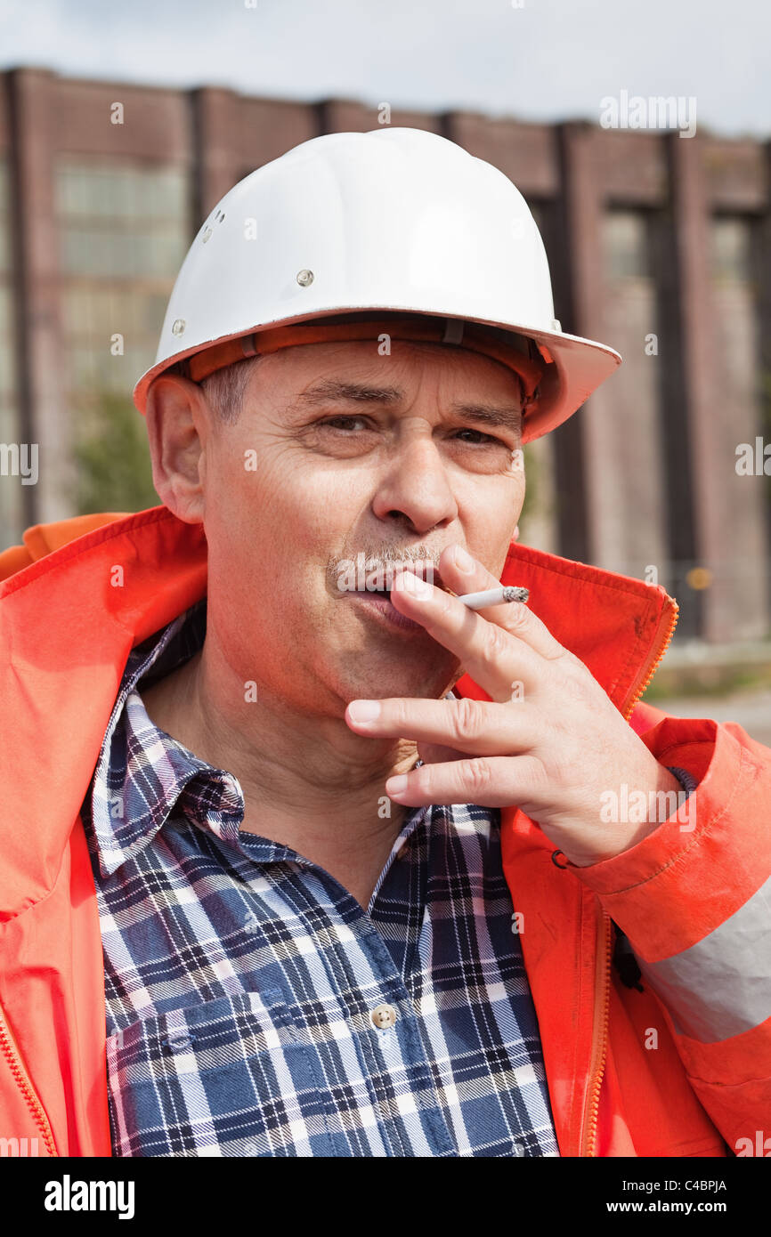 Construction worker smoking hi-res stock photography and images - Alamy