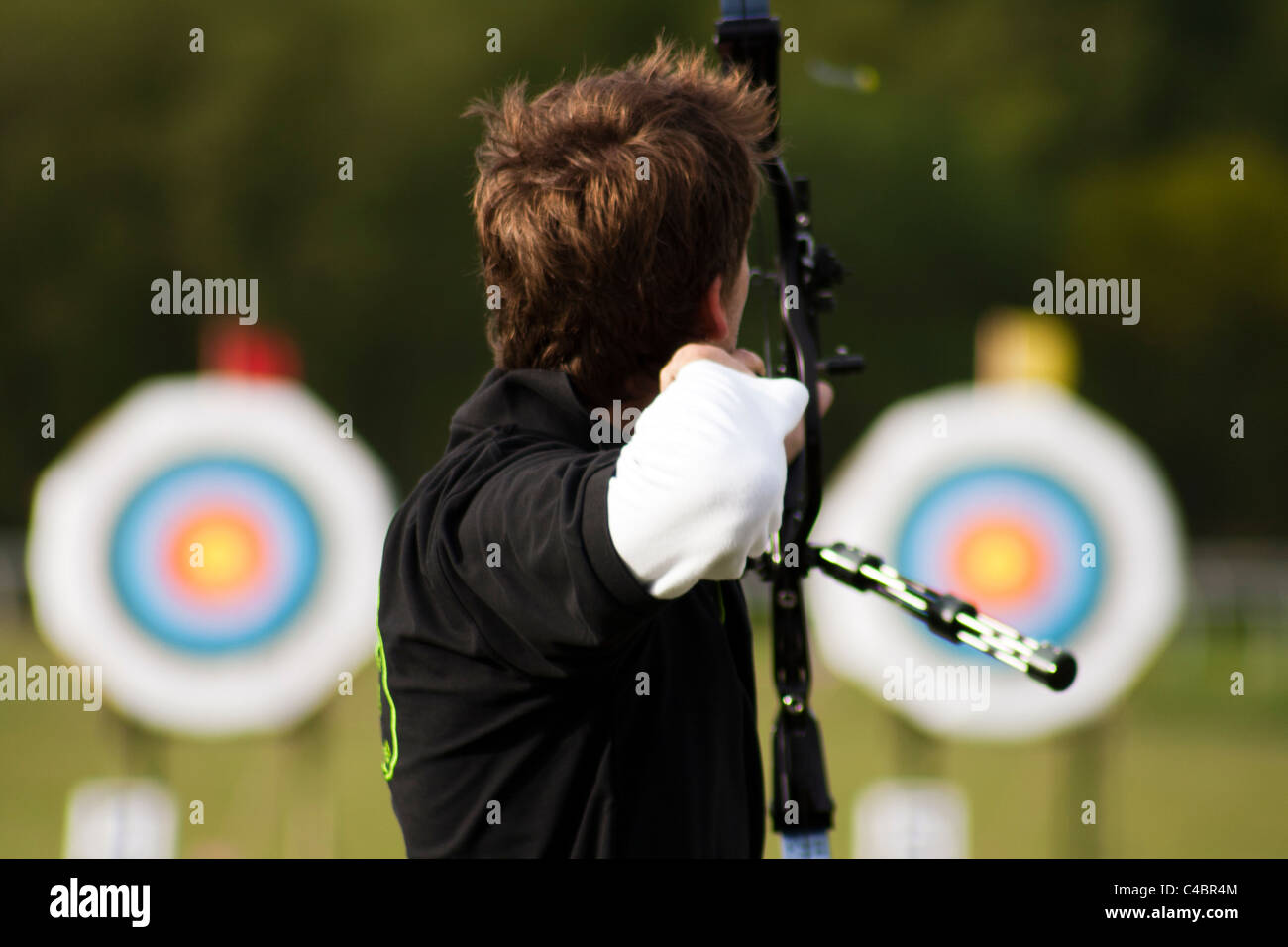 Recurve archer with arrow in flight Stock Photo - Alamy