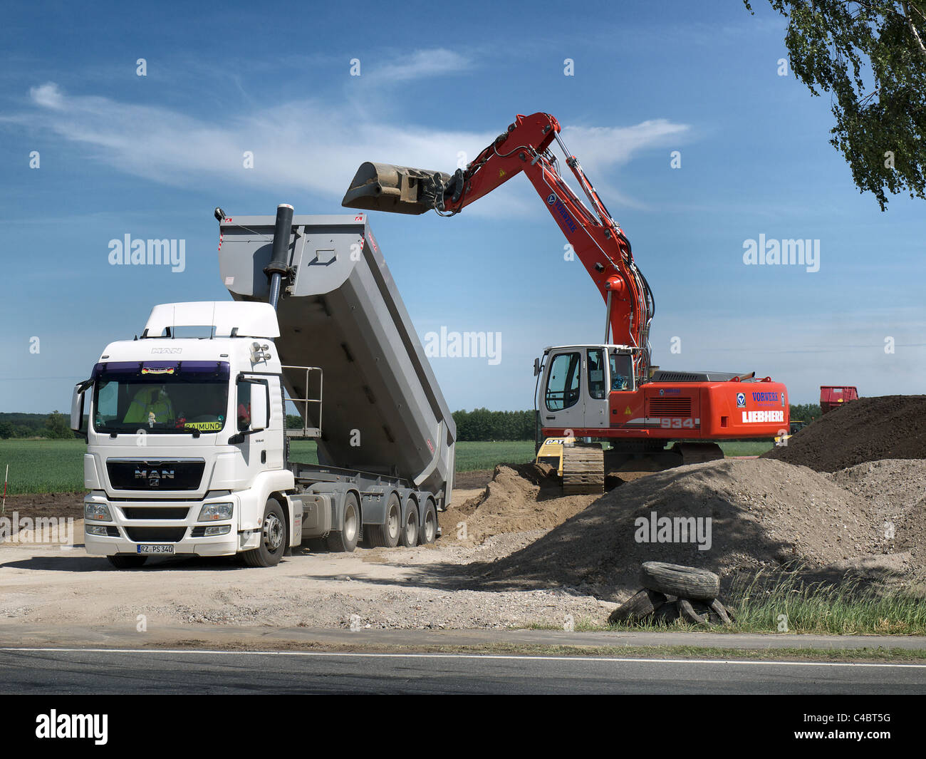 Dump truck unloading sand hi-res stock photography and images - Alamy