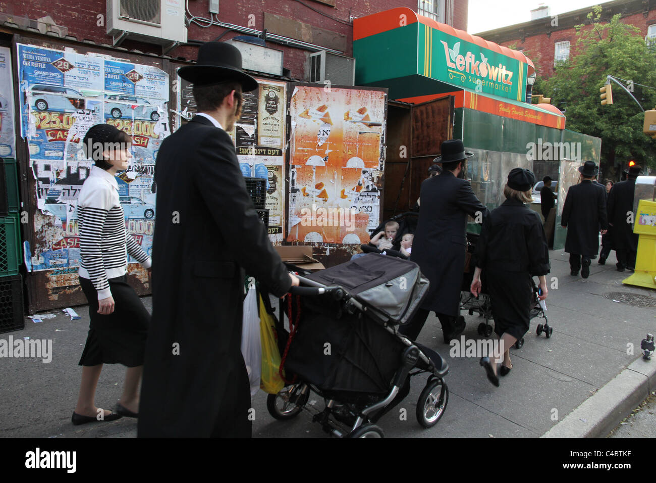 Chassidic Jews, Williamsburg area of Brooklyn New York Stock Photo - Alamy