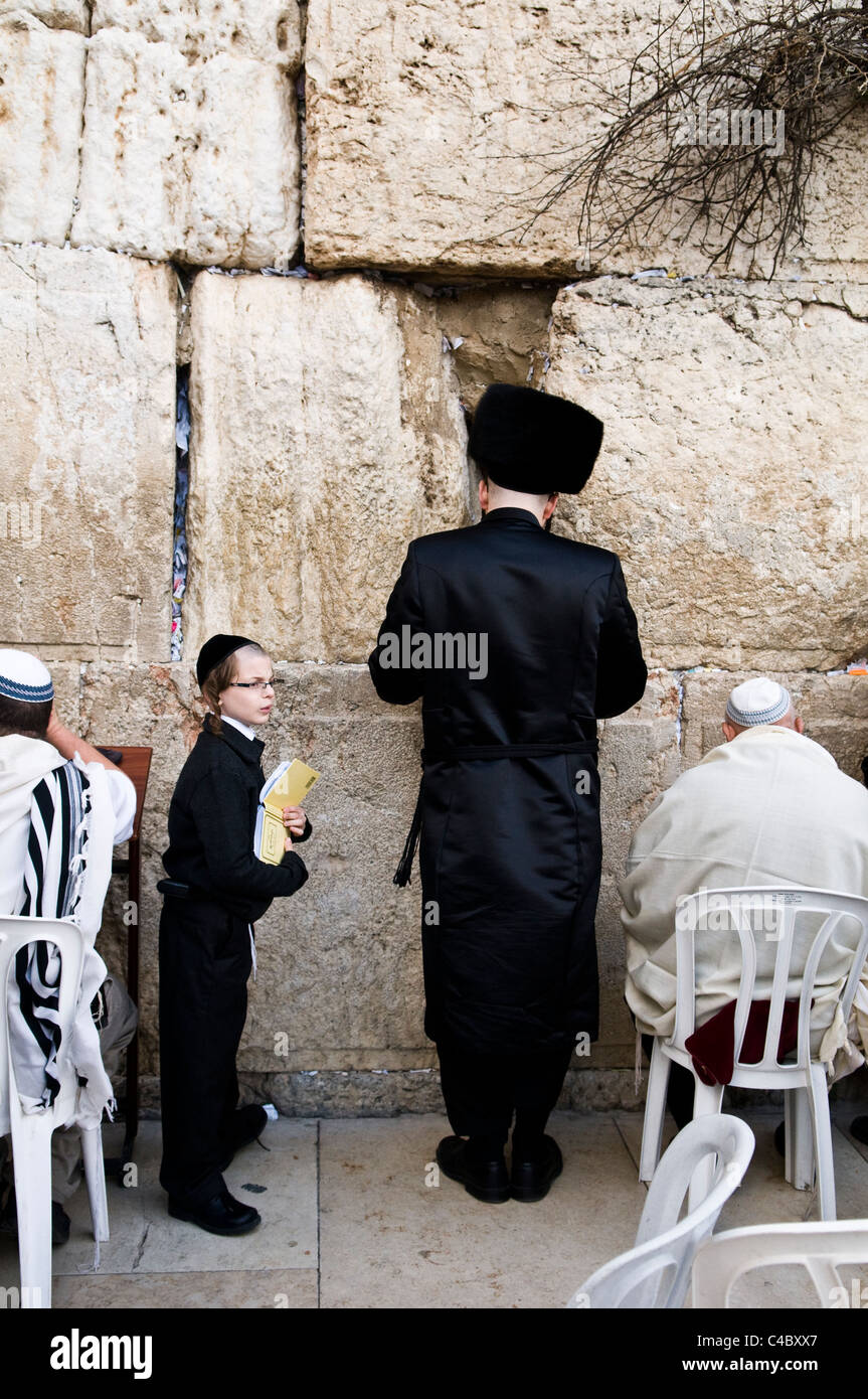 Hasidic Orthodox Jews pray at the Wailing wall during the Passover ...