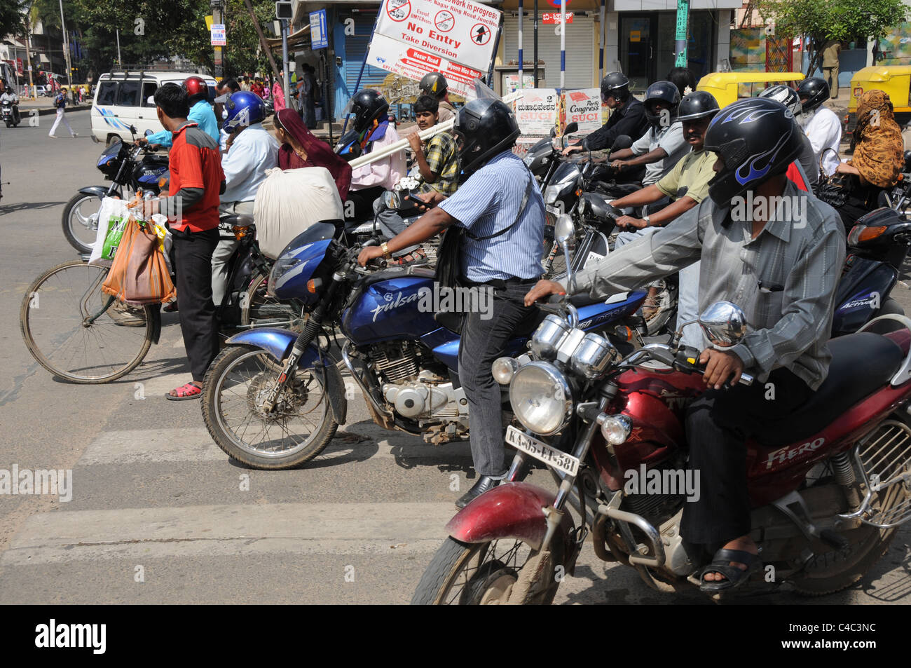 Indian traffic street scene chaos hi-res stock photography and images ...