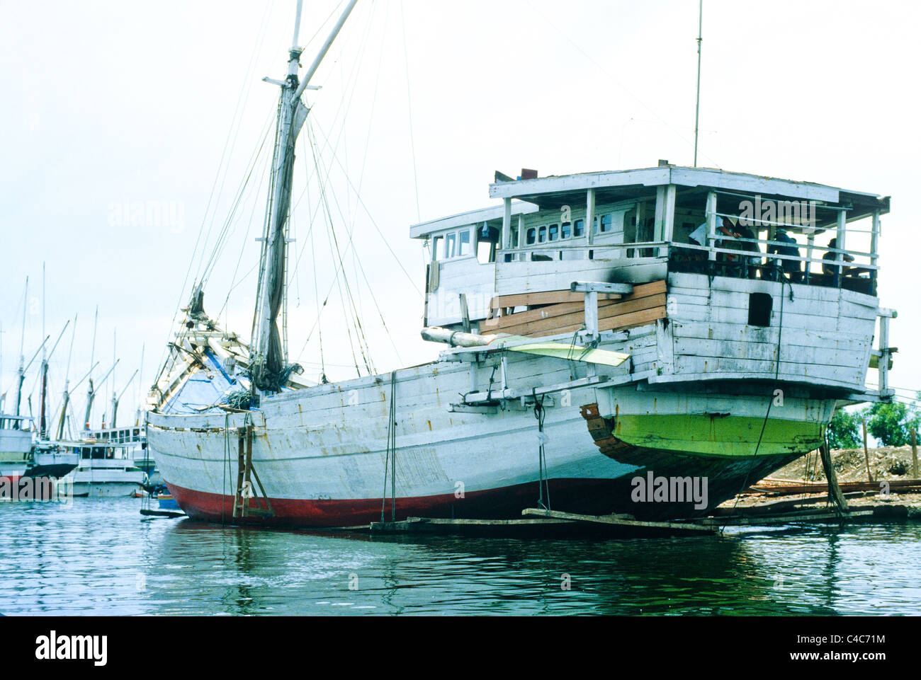 A traditional sailing barge in the Jakarta shipyard / docks Stock Photo ...