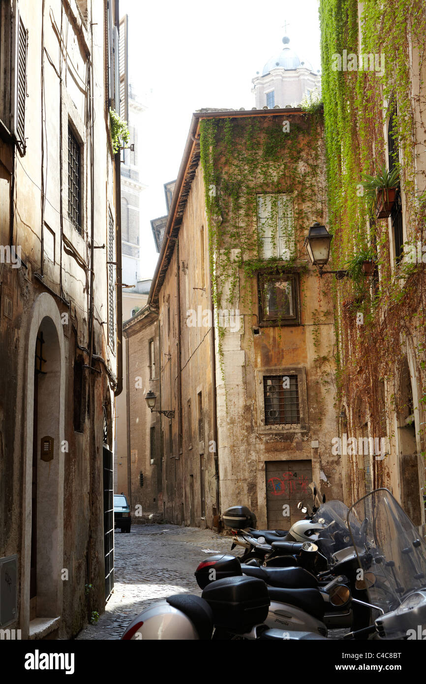 Back streets in the Trastevere district, Rome, Italy Stock Photo - Alamy