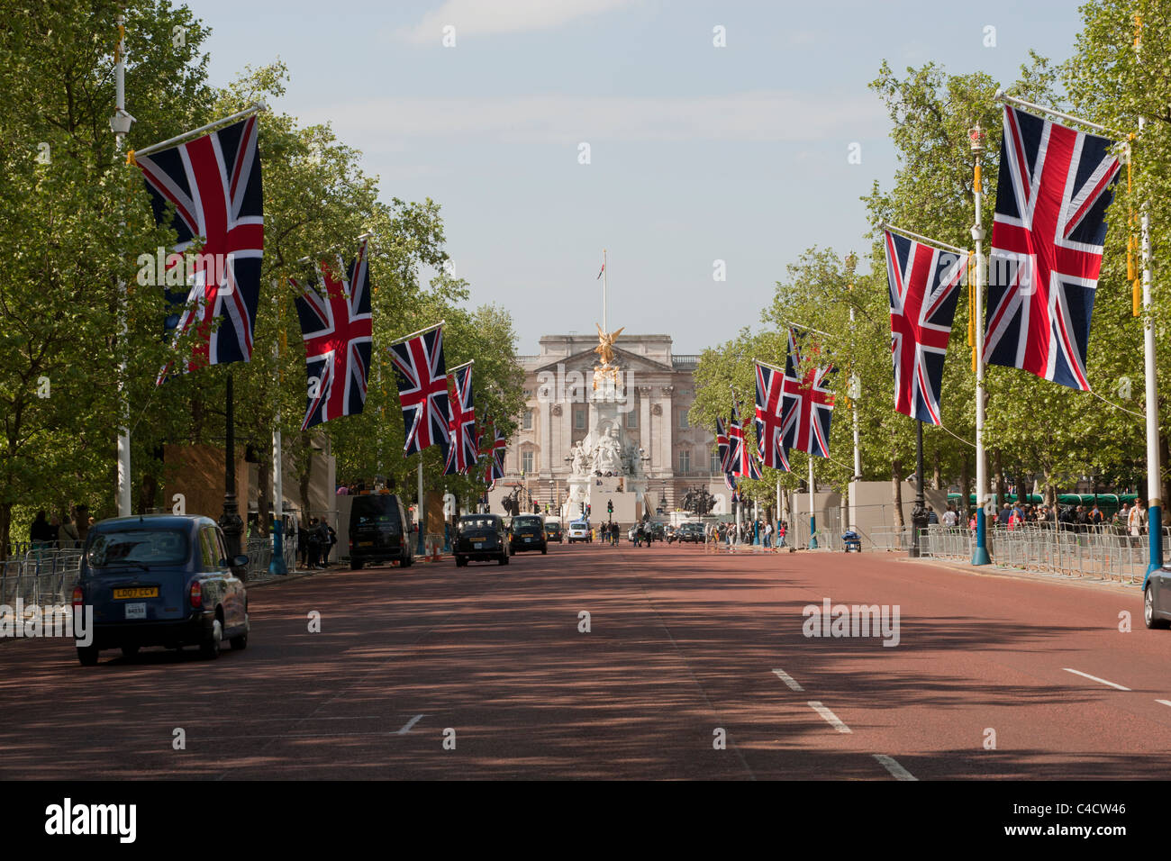 The Mall with Buckingham Palace in the background Stock Photo - Alamy