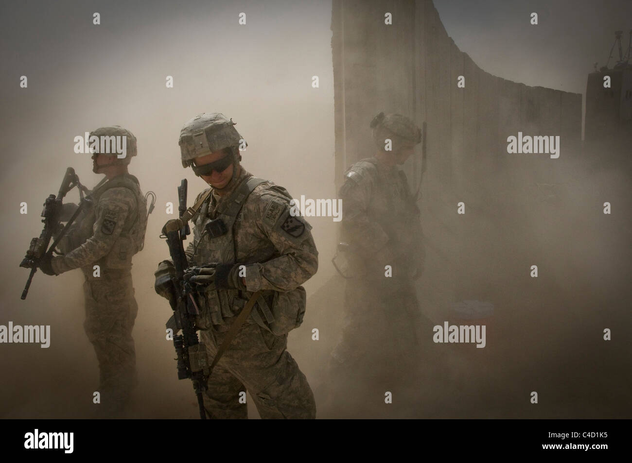 US soldiers in the dust from a departing helicopter along the Pakistan ...