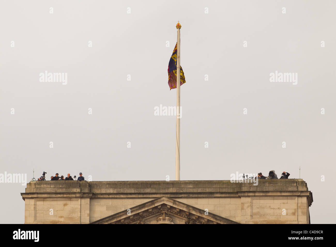 Buckingham palace roof hi-res stock photography and images - Alamy