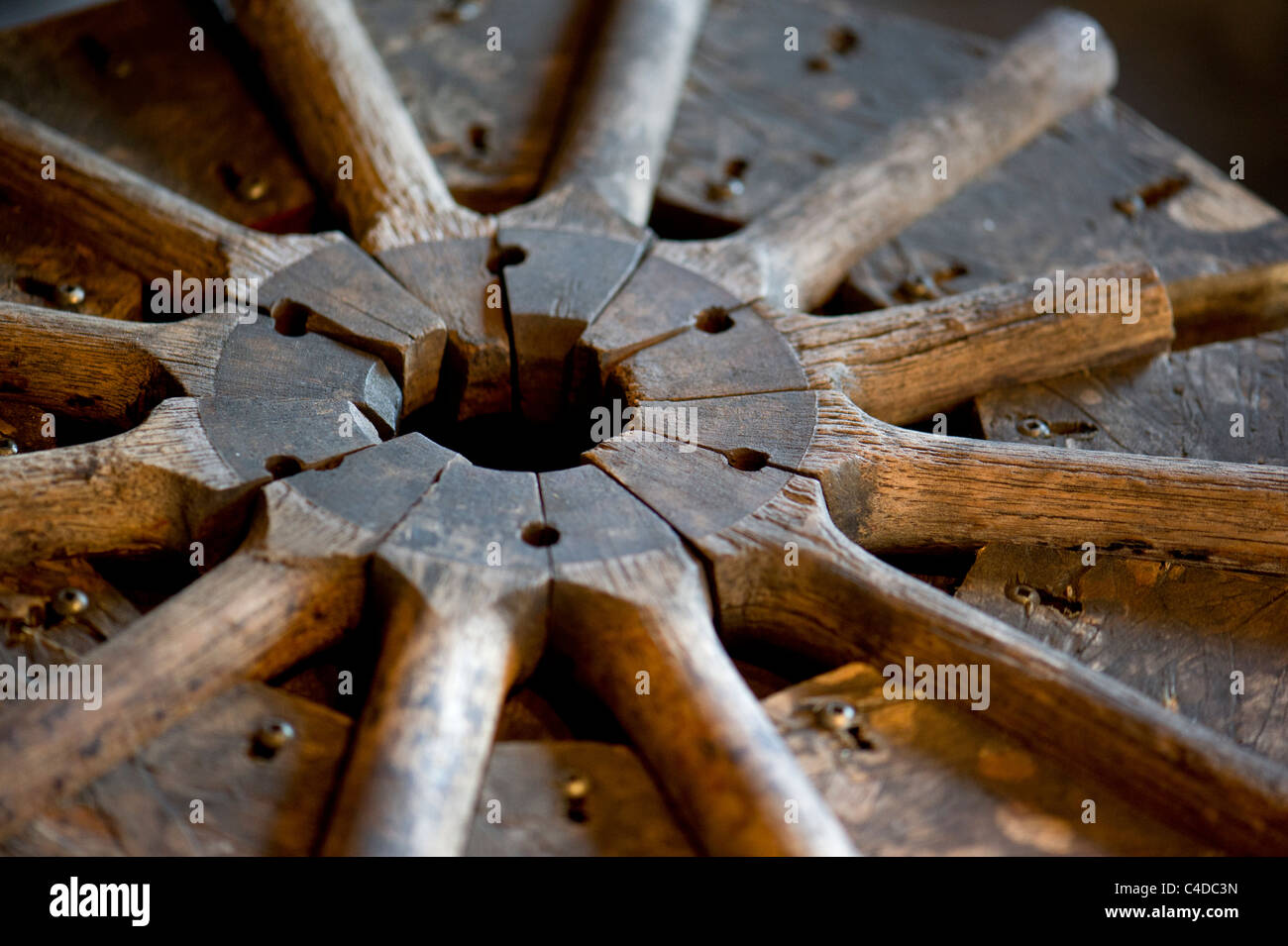close-up and manufacture of old wagon wheel Stock Photo - Alamy