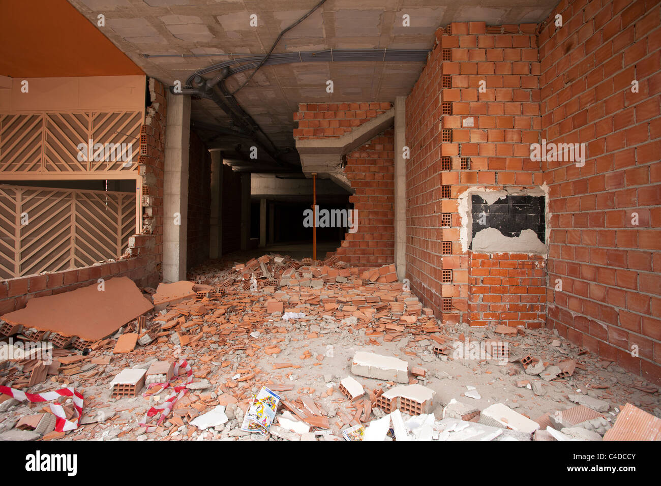Earthquake damage building crack hi-res stock photography and images ...