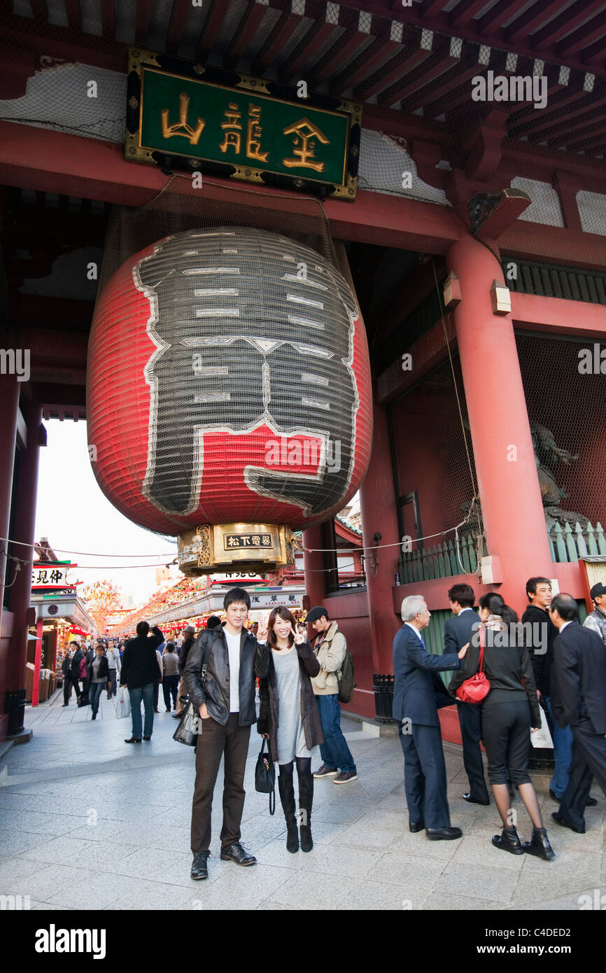 People at Kaminarimon (Thunder Gate) entrance to Senso-ji Temple ...