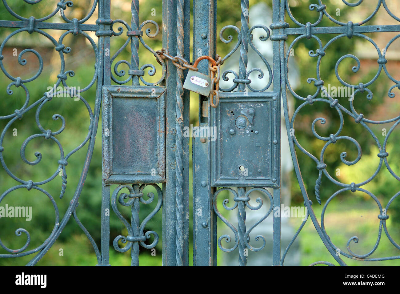 Old gate hi-res stock photography and images - Alamy