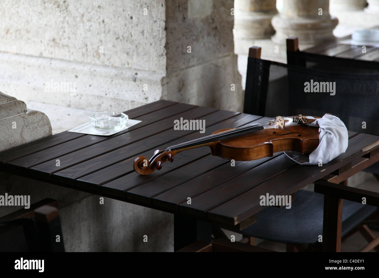 violin in table Stock Photo - Alamy