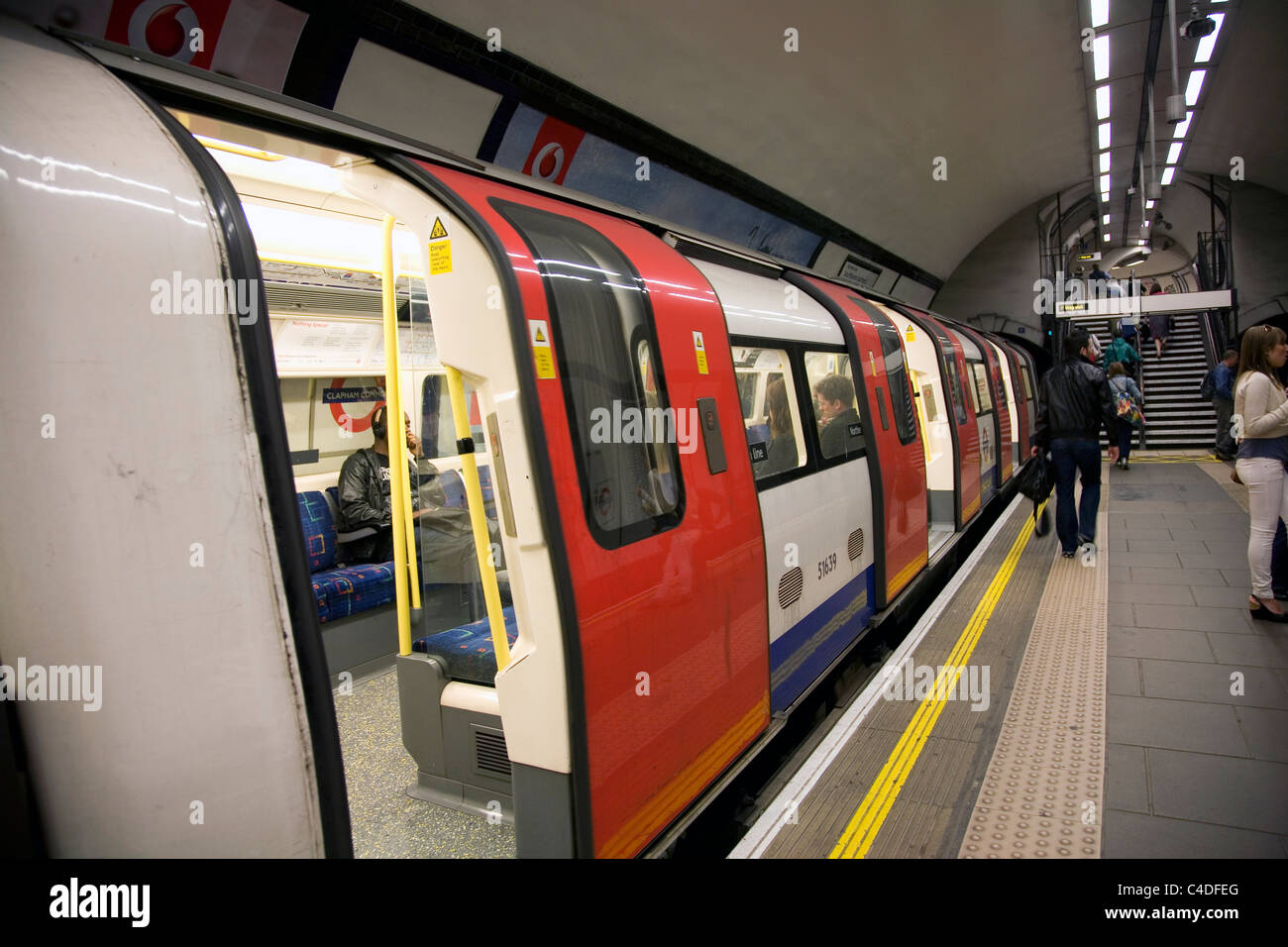 Tube at Clapham Common Station platform Stock Photo - Alamy