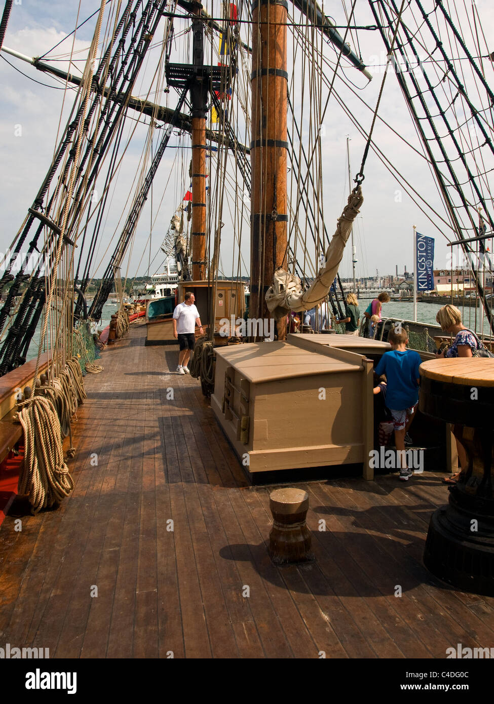 Hms bounty replica hi-res stock photography and images - Alamy