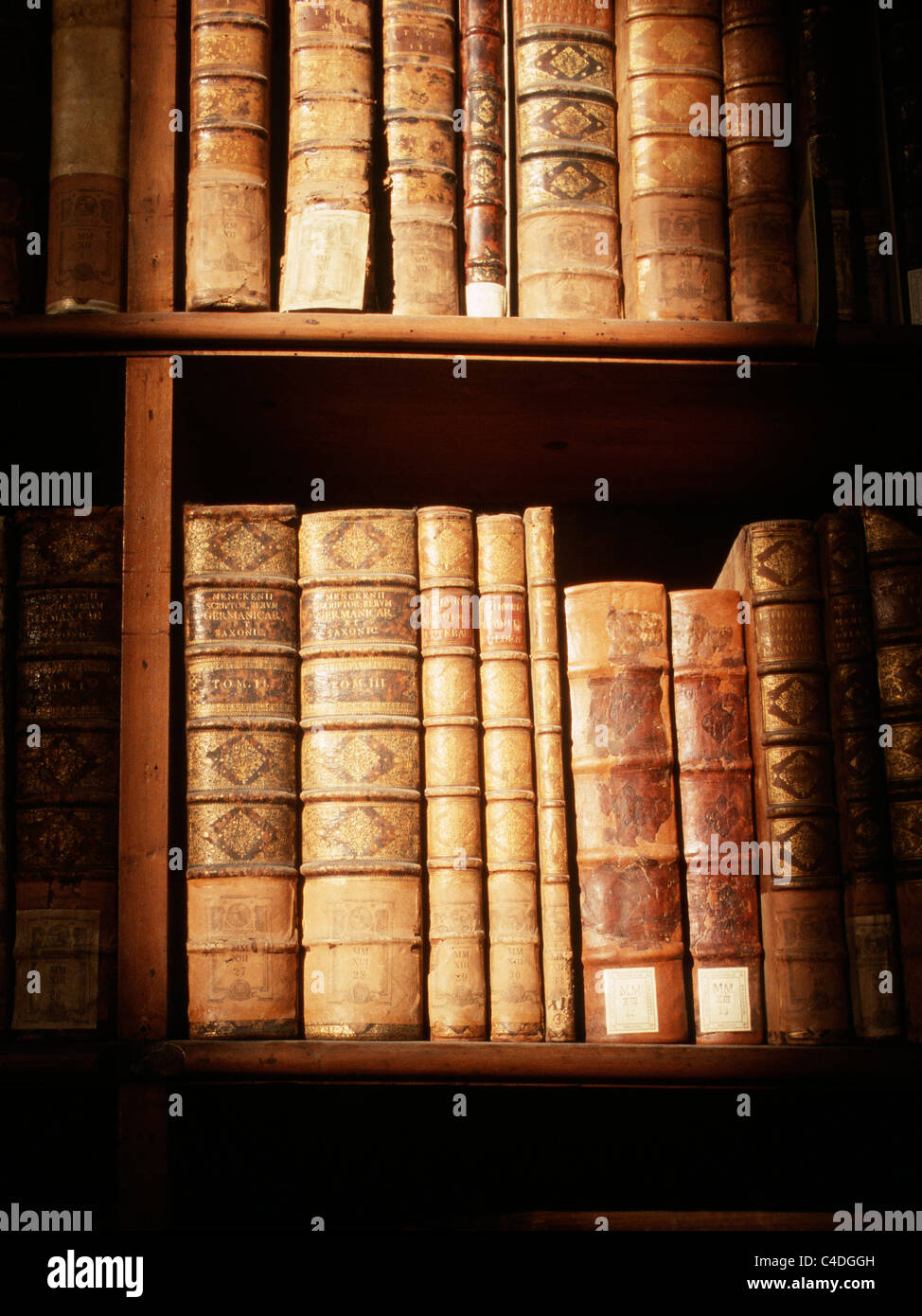 Antique books hi-res stock photography and images - Alamy