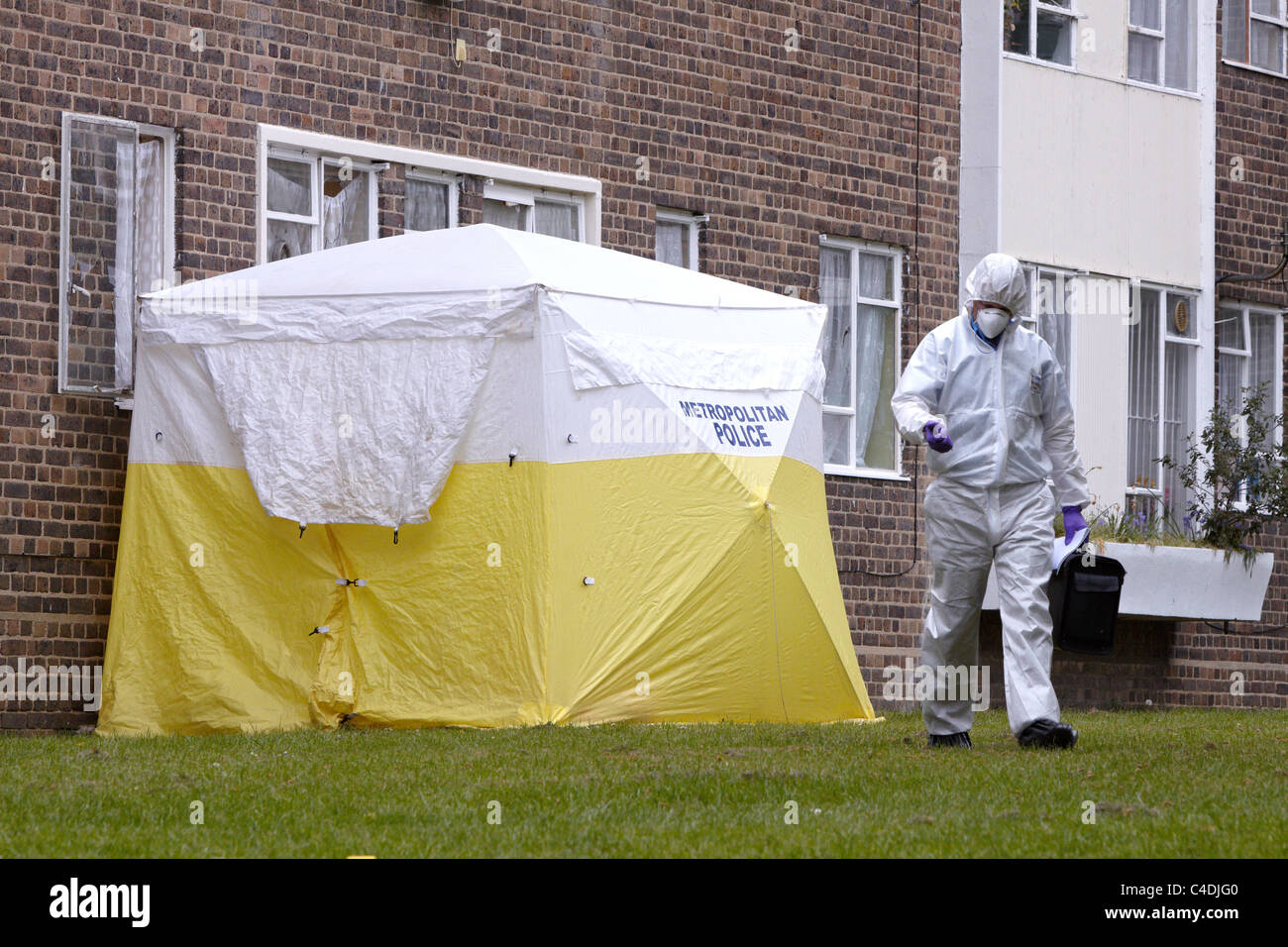 Forensics tent hi-res stock photography and images - Alamy