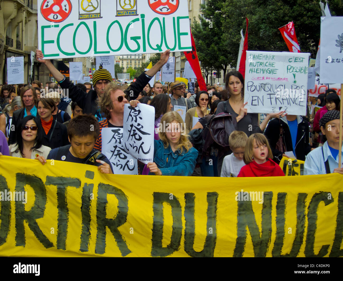 Children protesting climate change hi-res stock photography and images ...