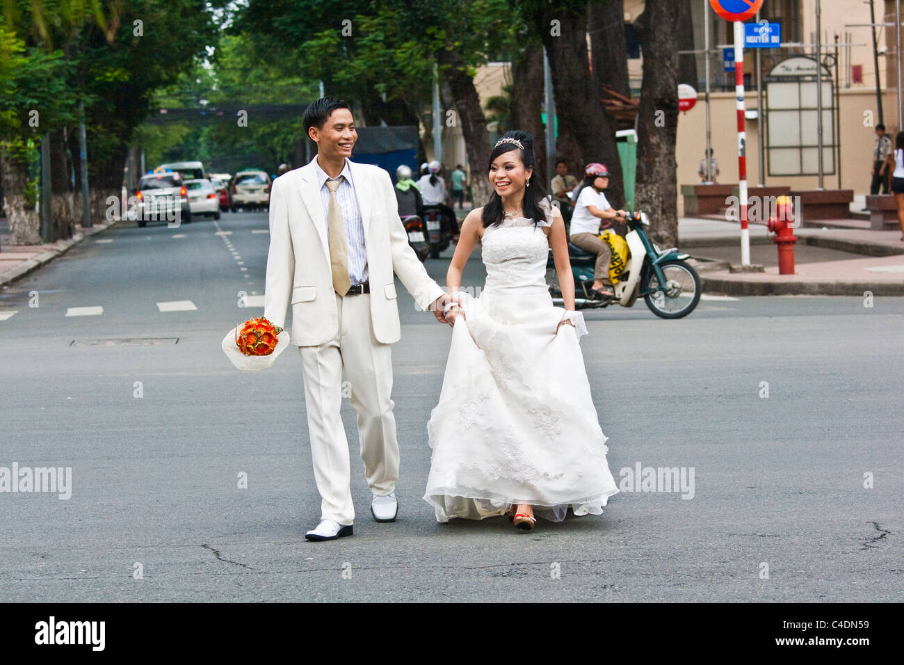 Wedding couple crossing the street Stock Photo - Alamy