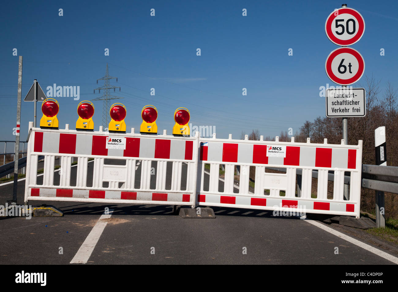 Roadbarrier hi-res stock photography and images - Alamy