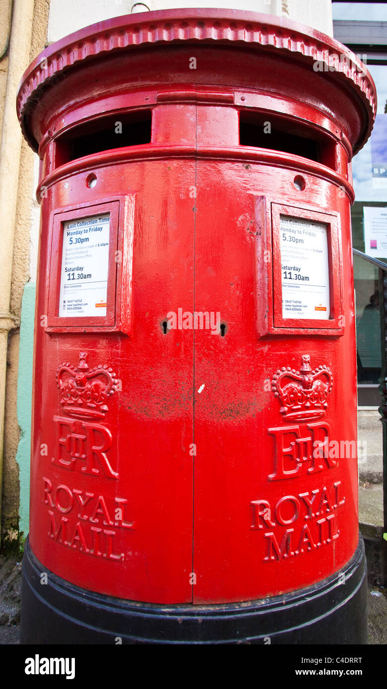 Classic british post box Stock Photo - Alamy