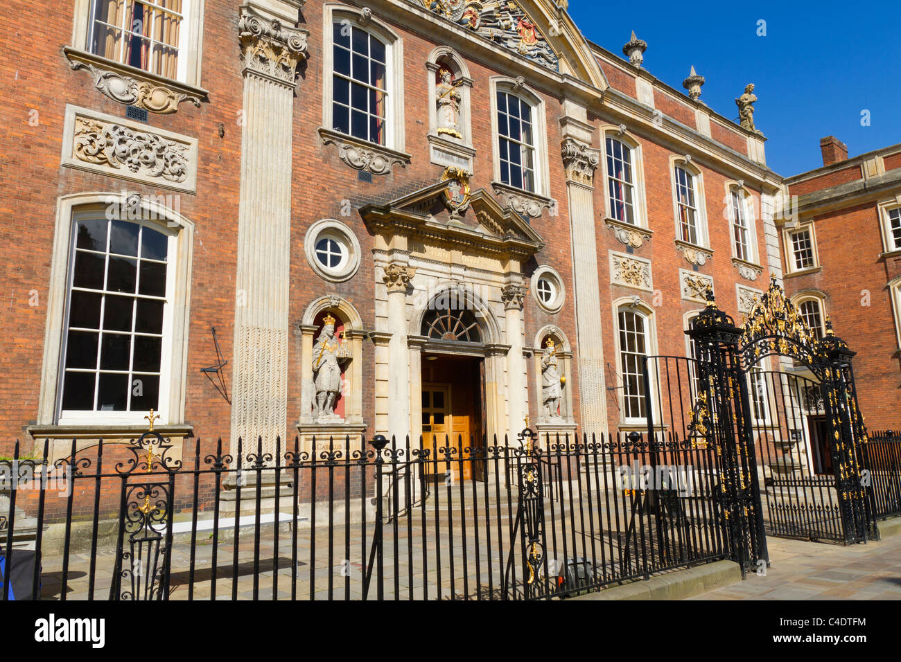 Entrance to the guildhall offices hi-res stock photography and images ...