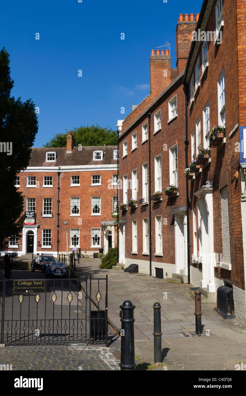 College houses hi-res stock photography and images - Alamy