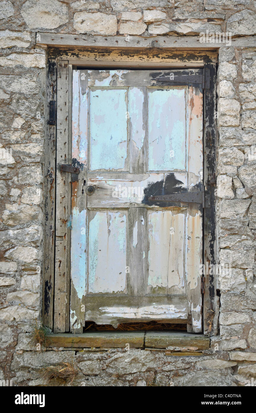 Tideswell, Derbyshire, England: decaying and rotten old barn door Stock ...