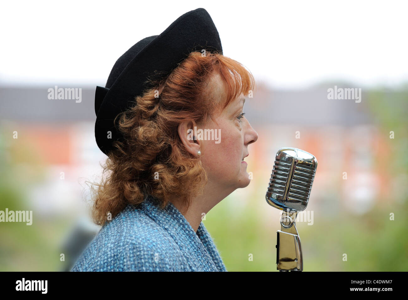 Female singer hi-res stock photography and images - Alamy